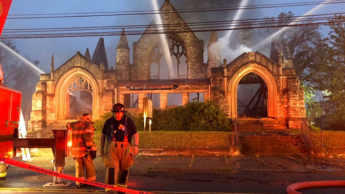 Llamas consumen legendaria iglesia en Chester – Telemundo 62