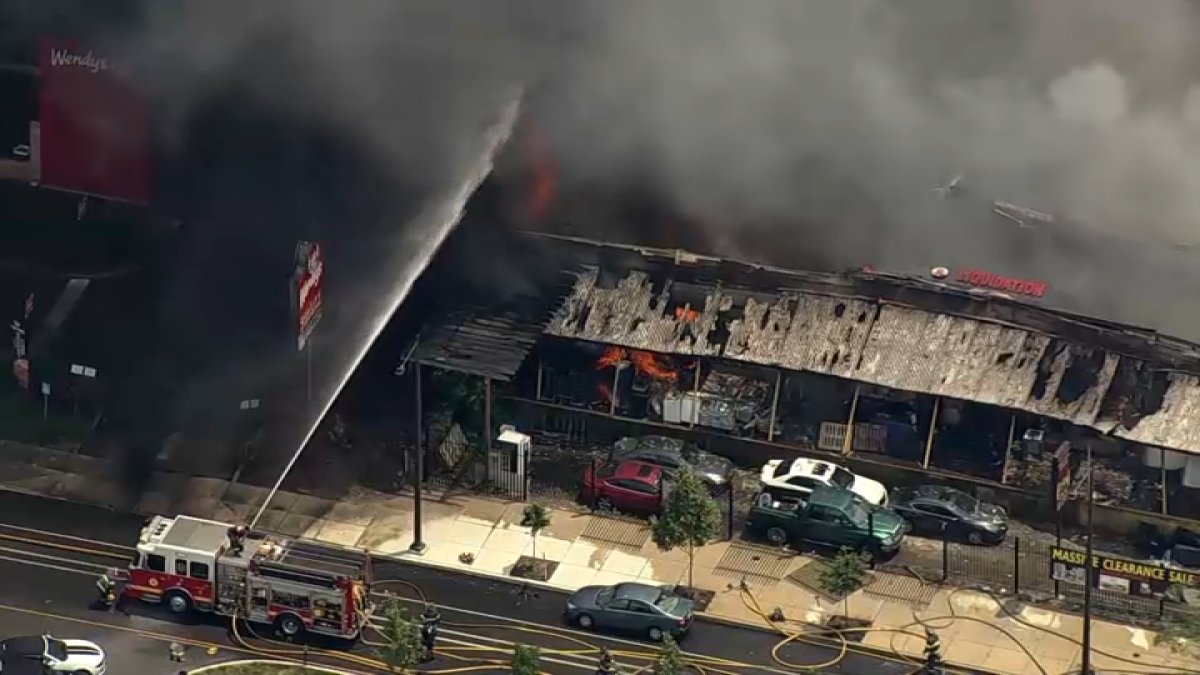 Philadelphia: En llamas enorme edificio con mueblería y otros negocios ...