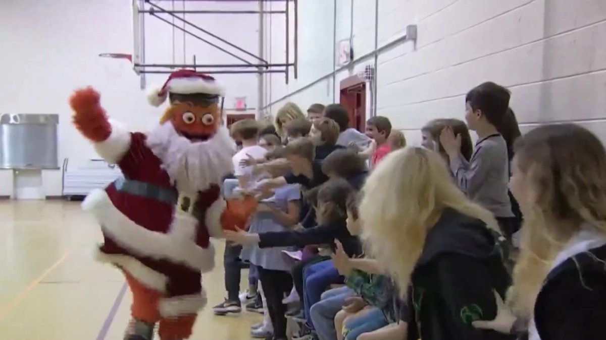 Philadelphia: Gritty Claus sorprende a estudiantes en Filadelfia ...