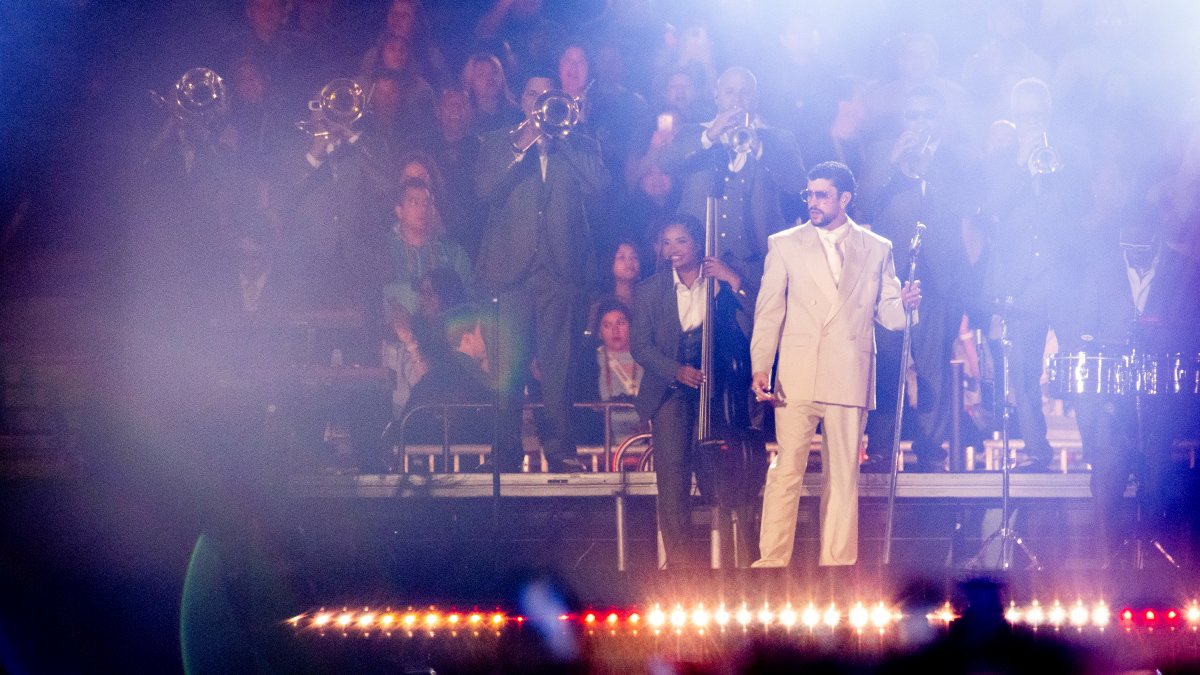 Bad Bunny promete que el mundo bailará con su show del Super Bowl ...