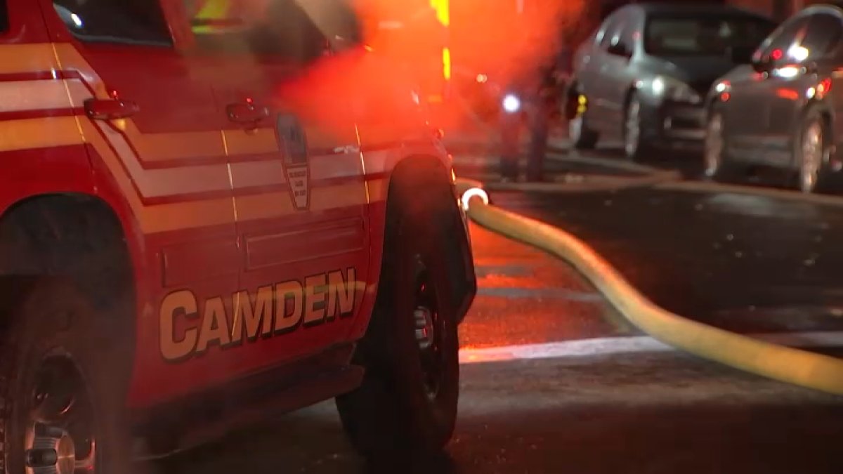 Bombero herido combatiendo incendio residencial el Día de Reyes ...