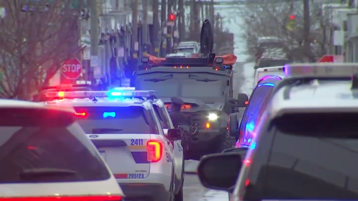 Brigadas SWAT investigan en zona residencial de Kensington – Telemundo 62